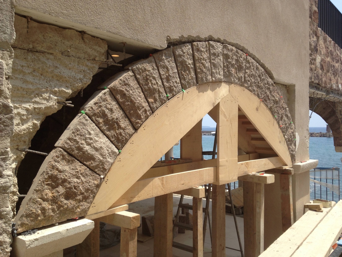 Arches en pierres massives de l'Esterel.