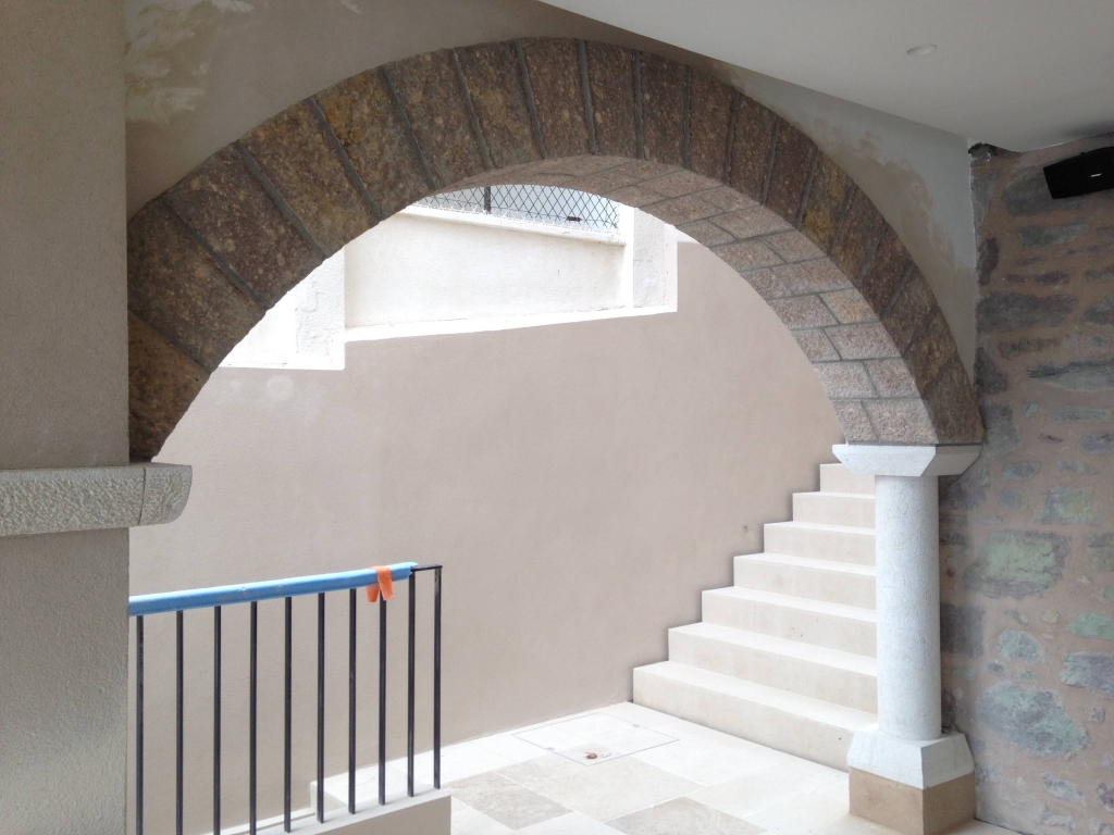 Arches en pierres massives de l'Esterel. Réalisation Woodstone Project.